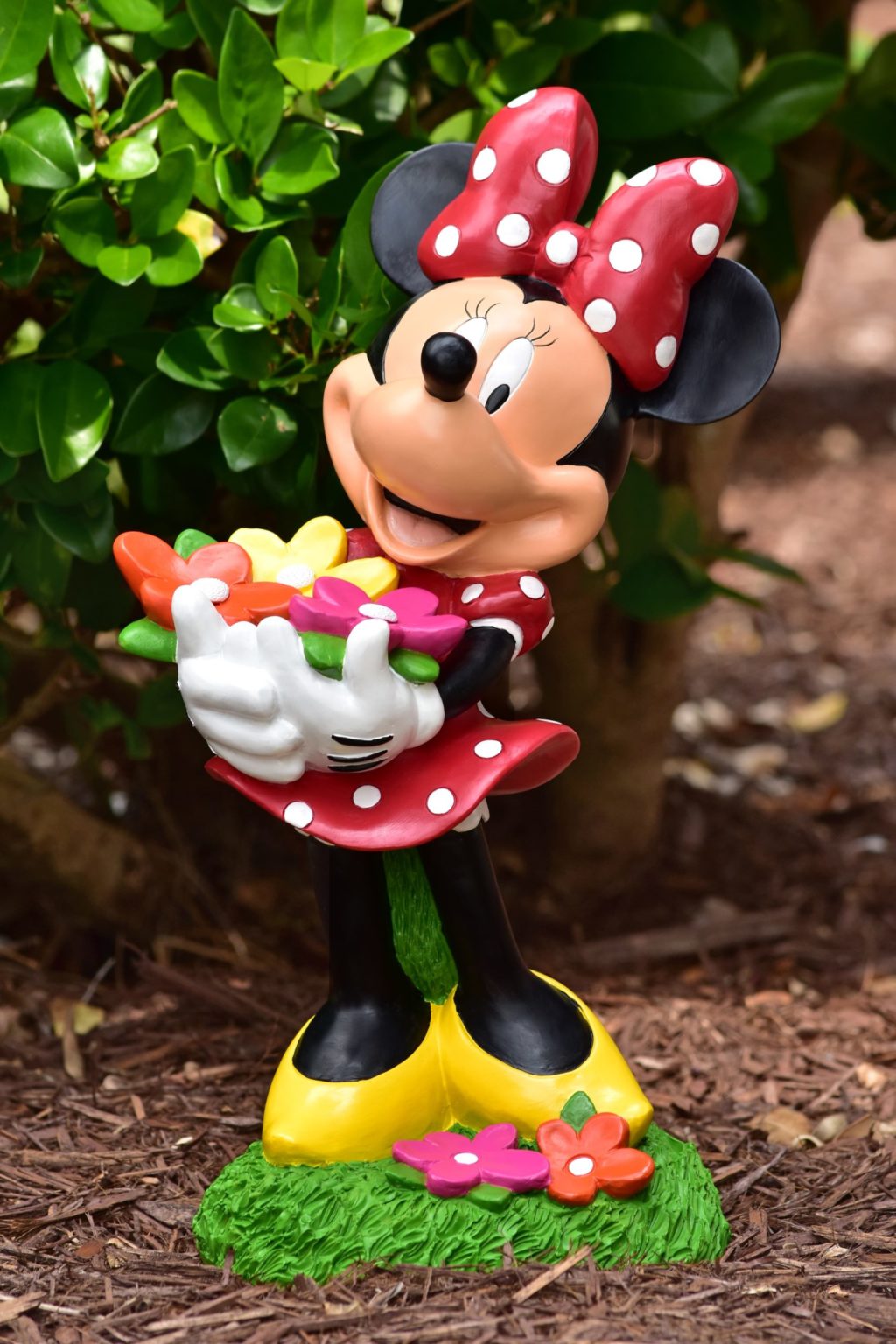 Buy: Minnie with Flowers 14″ Statue Spring Summer Flagology.com