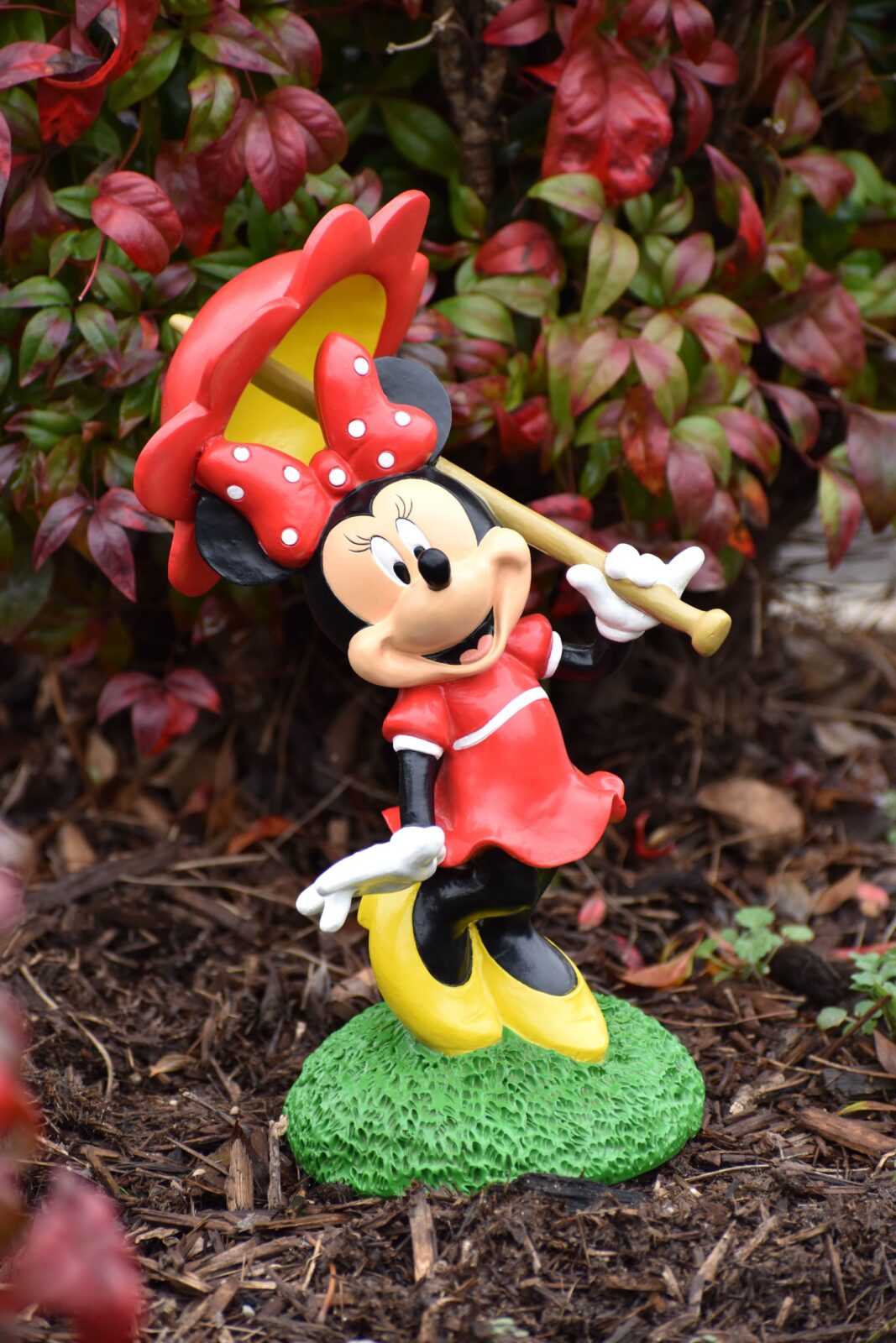 Buy: Minnie with Parasol 10″ Garden Statue Spring Flagology.com